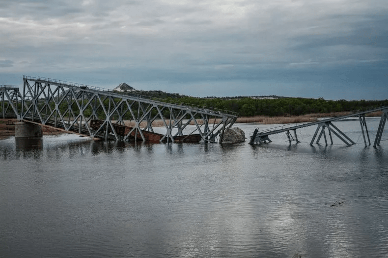 Ukraine Reports Strike of Key Antonovsky Bridge in Kherson: 'Final ...