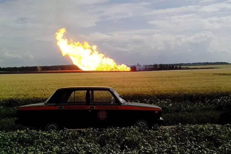 Russians Walk Towards Fiery Explosion in Bizarre Video – Ukraine Today .org