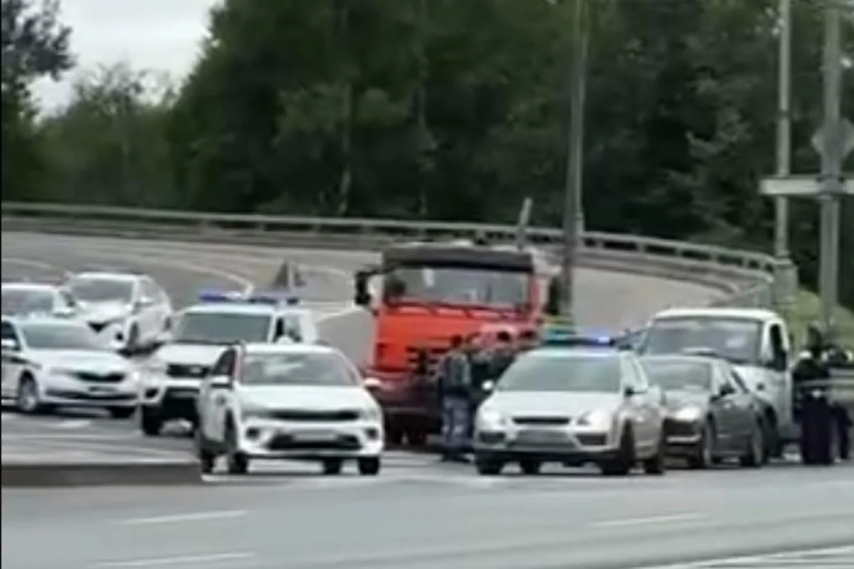 Defensive lines are being hastily erected on the approaches to Moscow ...