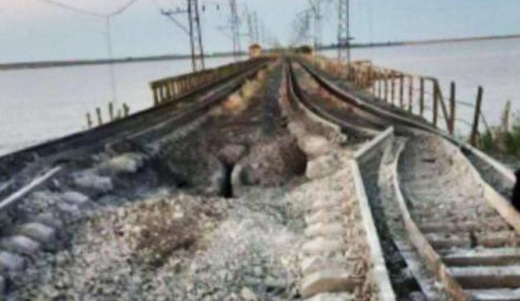 Ukrainian Armed Forces disable railway bridge across Chonhar - Ukraine ...