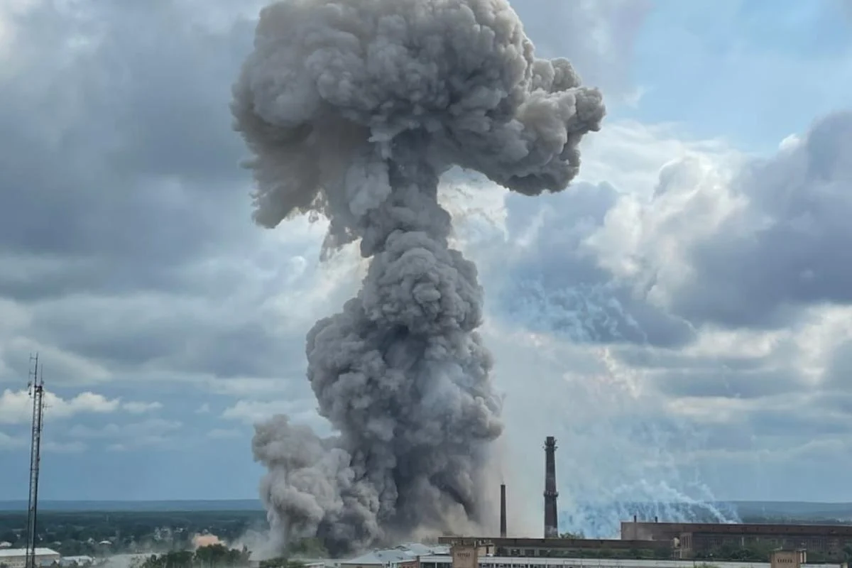 In the north-east of Moscow, a powerful mushroom of smoke: an “arrival ...
