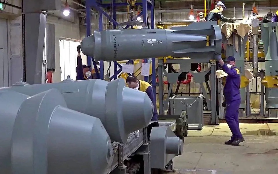 Russia mass-producing glide bombs than can destroy a multi-storey ...