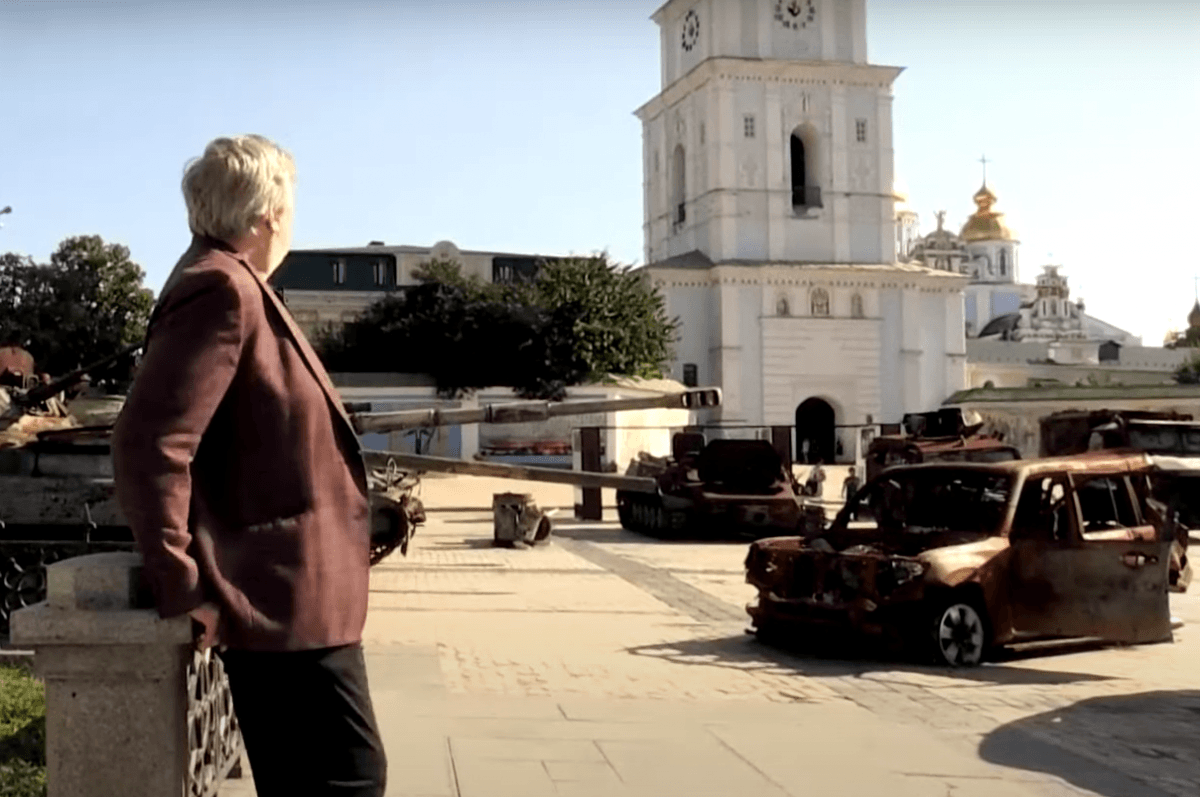 Jokes for Zelensky and a meeting with the Azovites: Stephen Fry made a ...