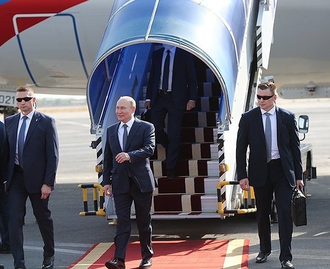 Trump prepares “red carpet” for Putin in Alaska – Ukraine Today .org